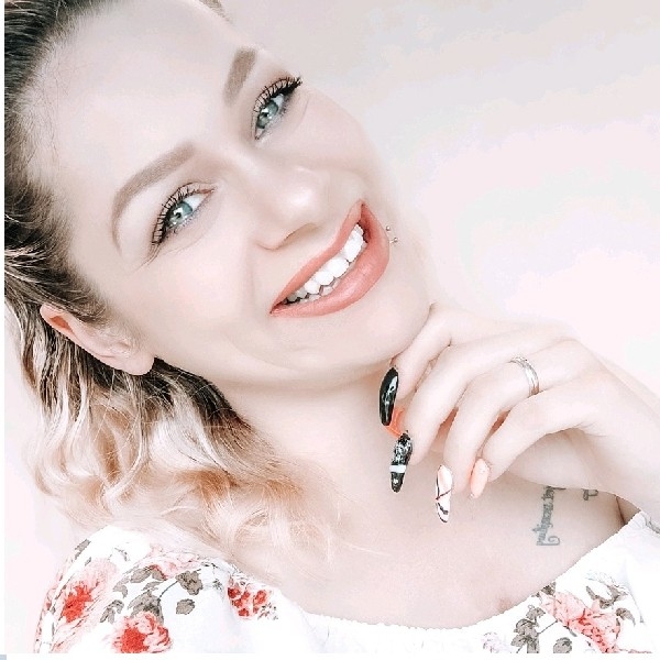 Nicole Merz — Bio Site