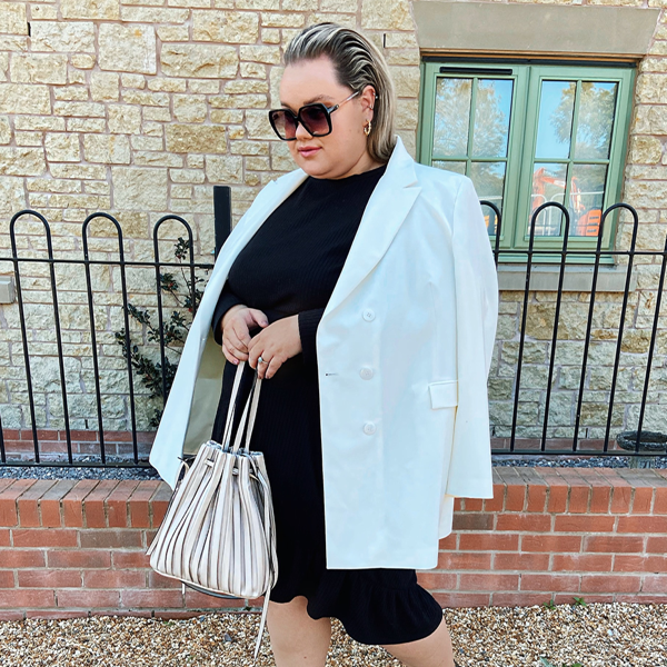 Chloe in Curve — Bio Site