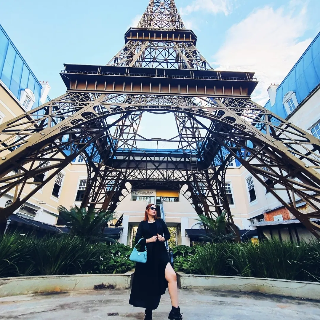 Samara Felipi — Bio Site