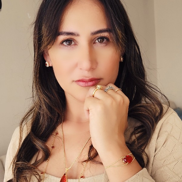 Laura Alves — Bio Site