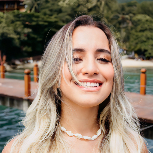 Erica Lauany — Bio Site