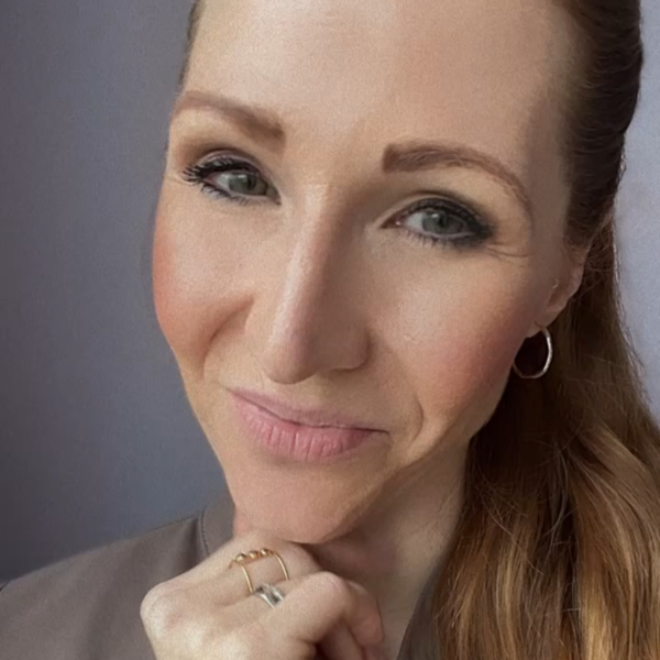 Alexandra Dersch — Bio Site