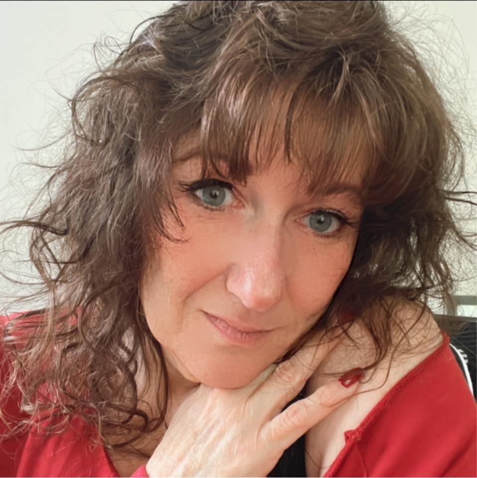 Angie Roars — Bio Site