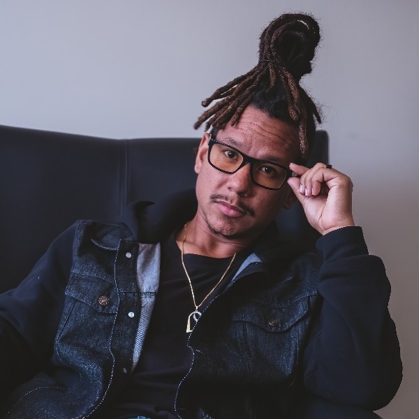 Romeo Valentine — Bio Site