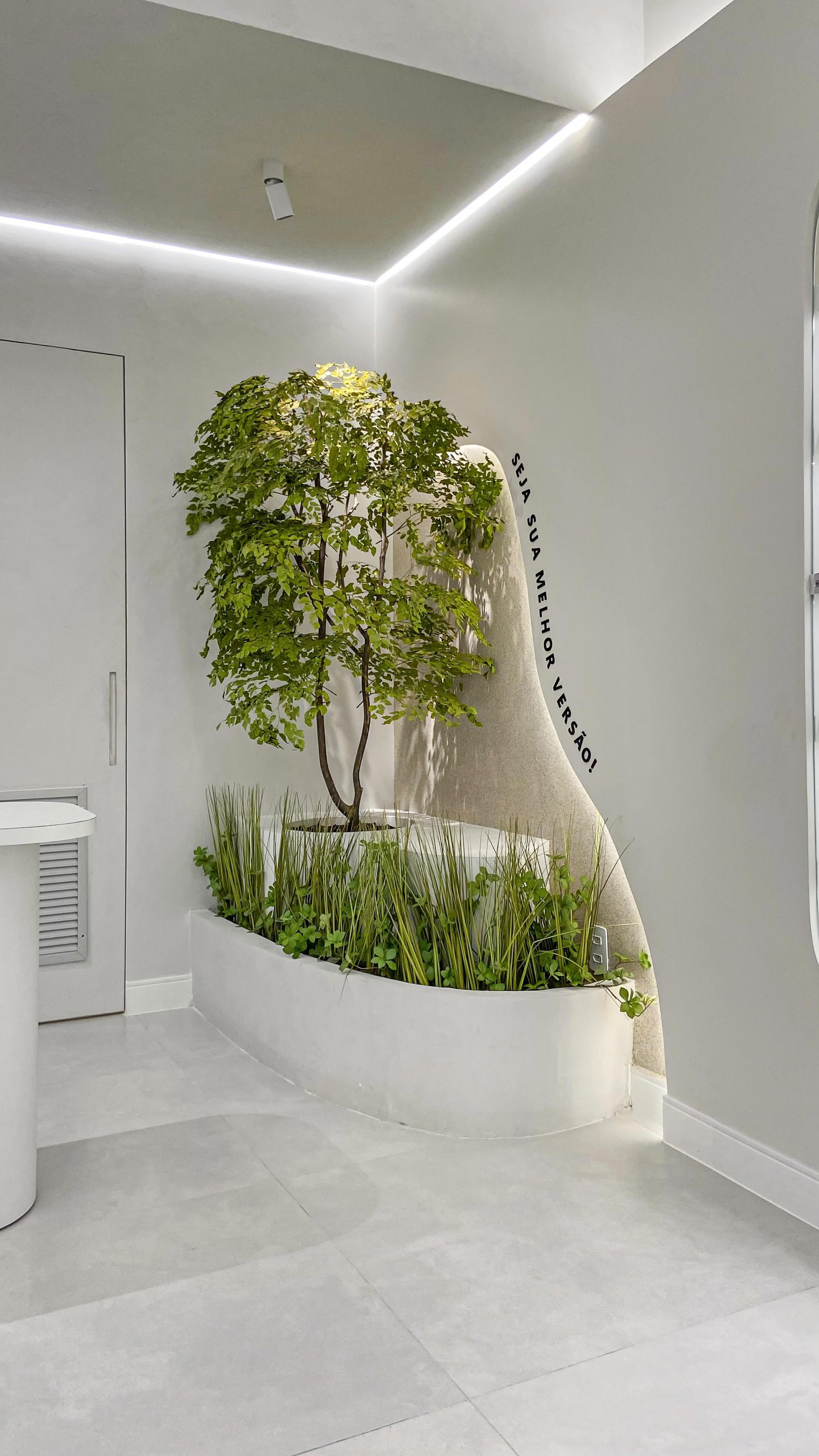 ALANA LEME — Bio Site